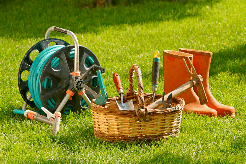 Quels sont les outils indispensables pour un jardinage optimal cet été