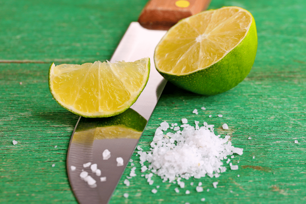 Mélangez du citron avec du sel… cette astuce bluffante va changer votre ...
